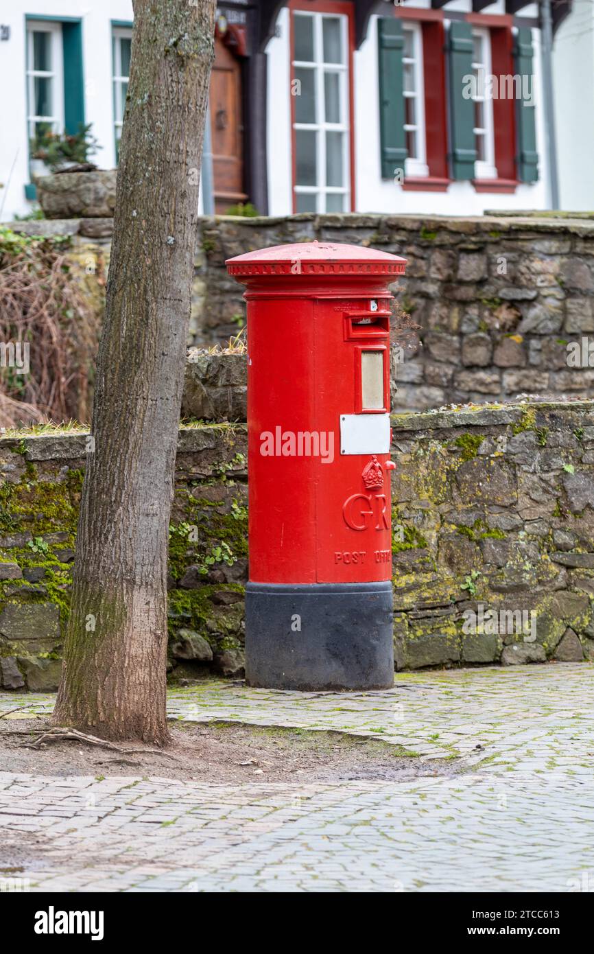 Red english mailbox hi-res stock photography and images - Alamy