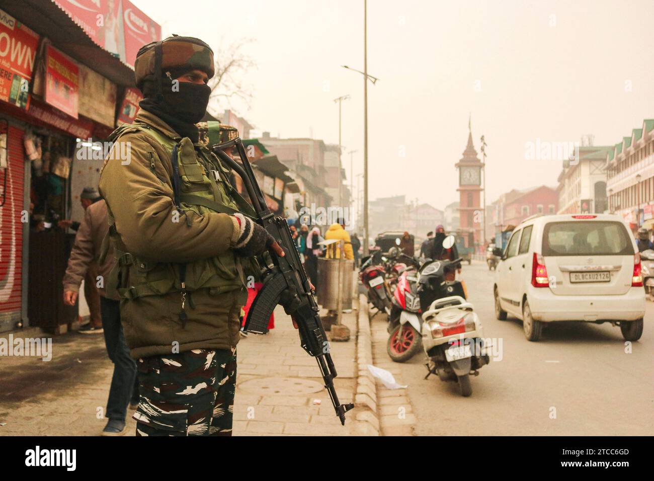 Indian paramilitary soldiers patrol in Srinagar, Kashmir After Supreme ...
