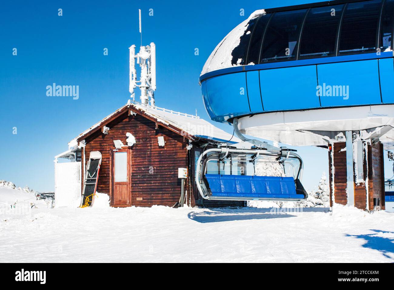 Ski resort image with empty chair lift at high station, winter sunny ...