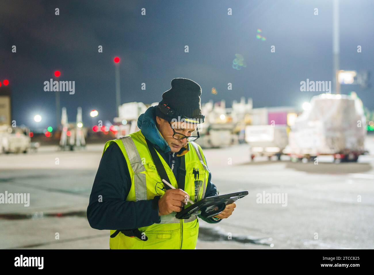 07 December 2023, Hesse, Frankfurt/Main: A Lufthansa Cargo employee ...