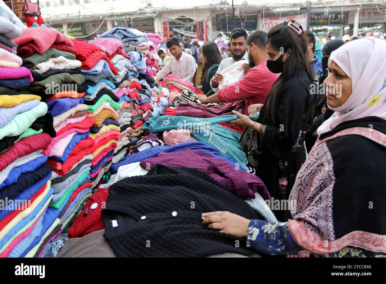 Dhaka Markt für Bekleidung People gathered at a street market to buy winter clothes on a cold ...