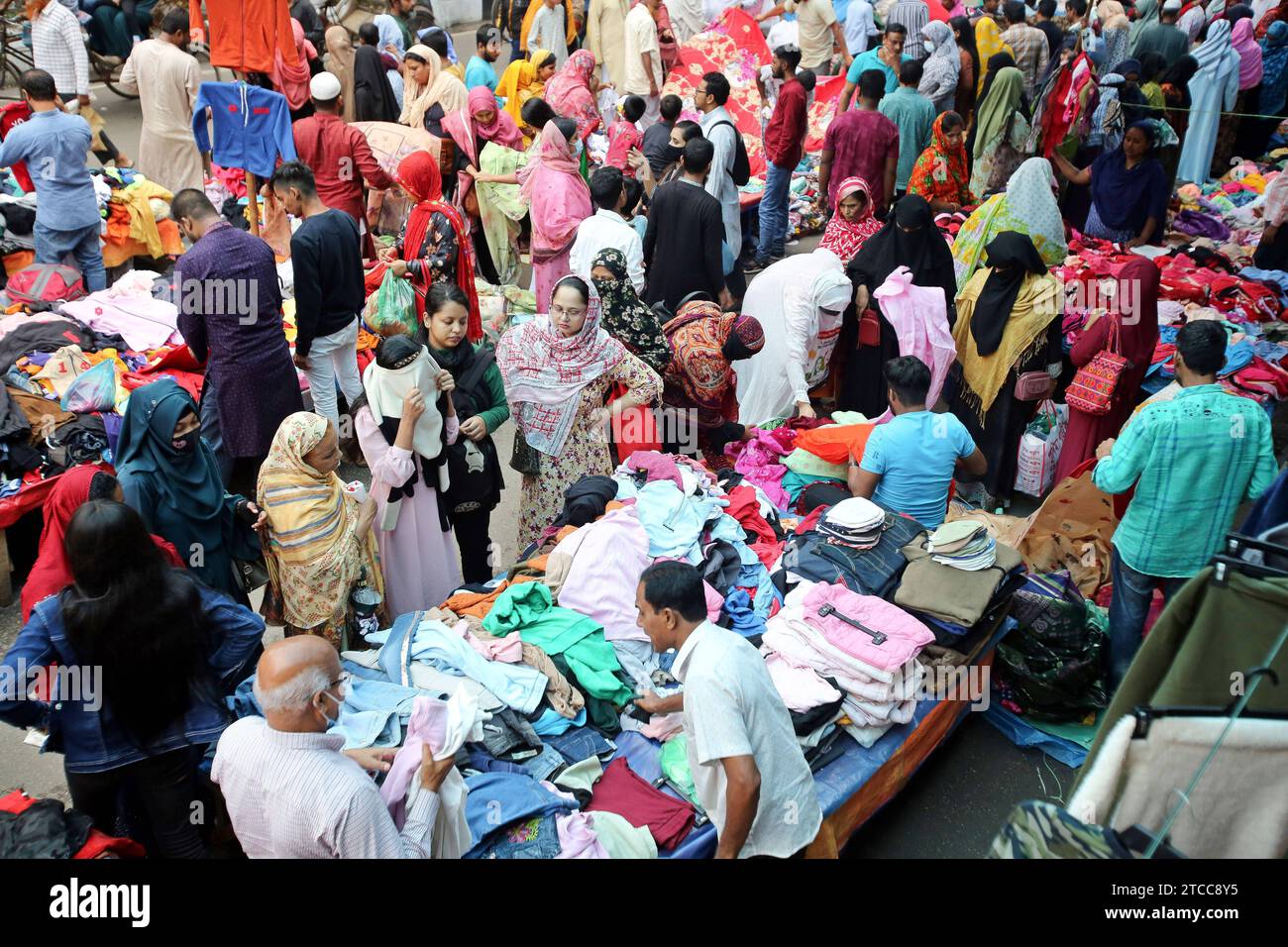 Dhaka Markt für Bekleidung People gathered at a street market to buy winter clothes on a cold ...