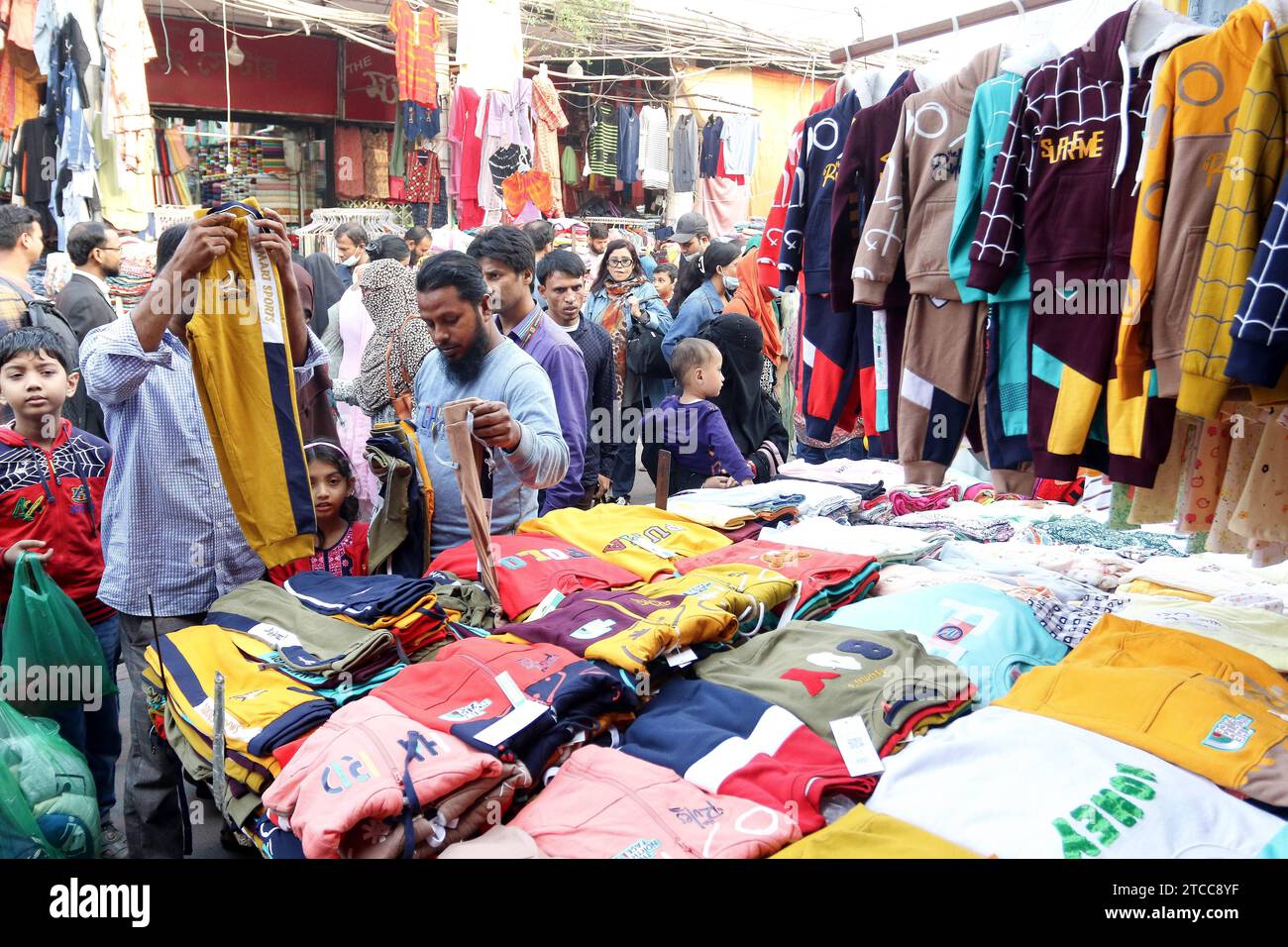 Dhaka Markt für Bekleidung People gathered at a street market to buy ...