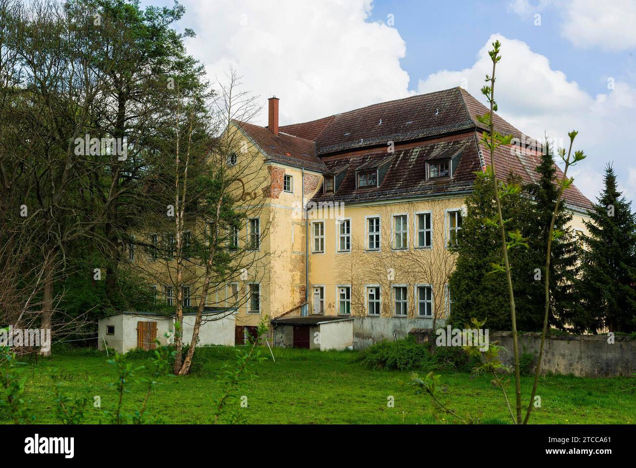 Built in 1705, vacant. Usage between 1945 and 1990: TBC sanatorium, old ...