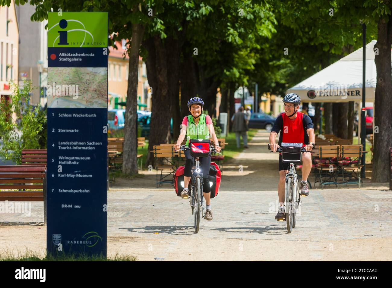 Elbe cycle path in Radebeul Koetzschenbroda Stock Photo - Alamy