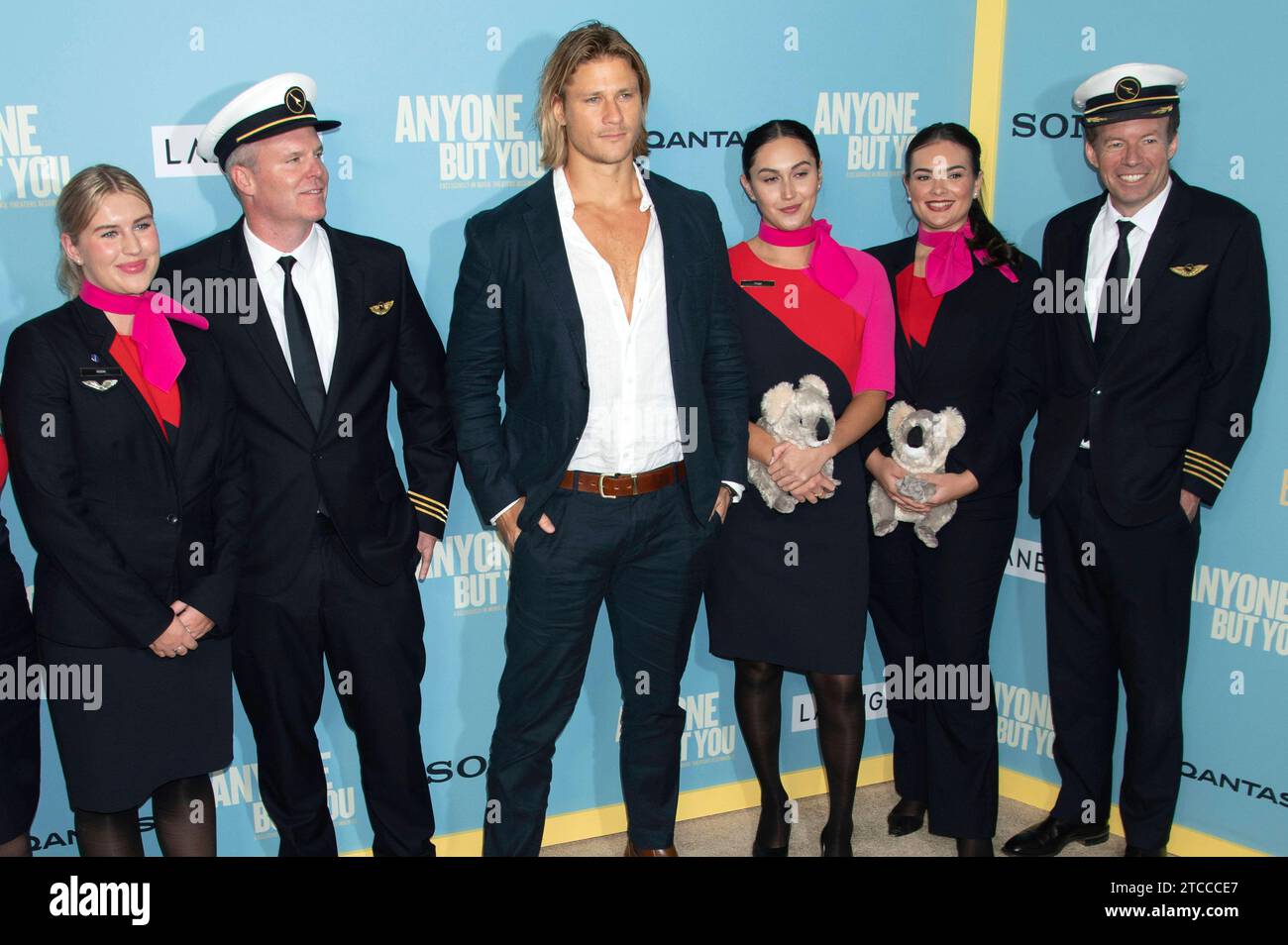 Joe Davidson mit Qantas Team bei der Ptemiere des Kinofilms Anyone But ...