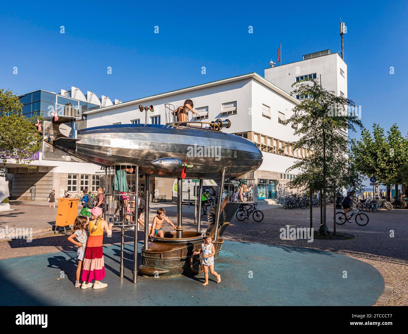 Three children play in the water hi-res stock photography and images ...