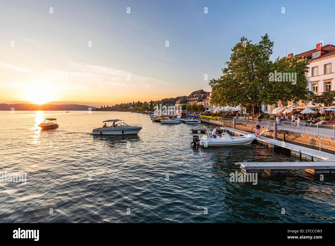 Motorboats and restaurants on the lakeside promenade in Ueberlingen ...