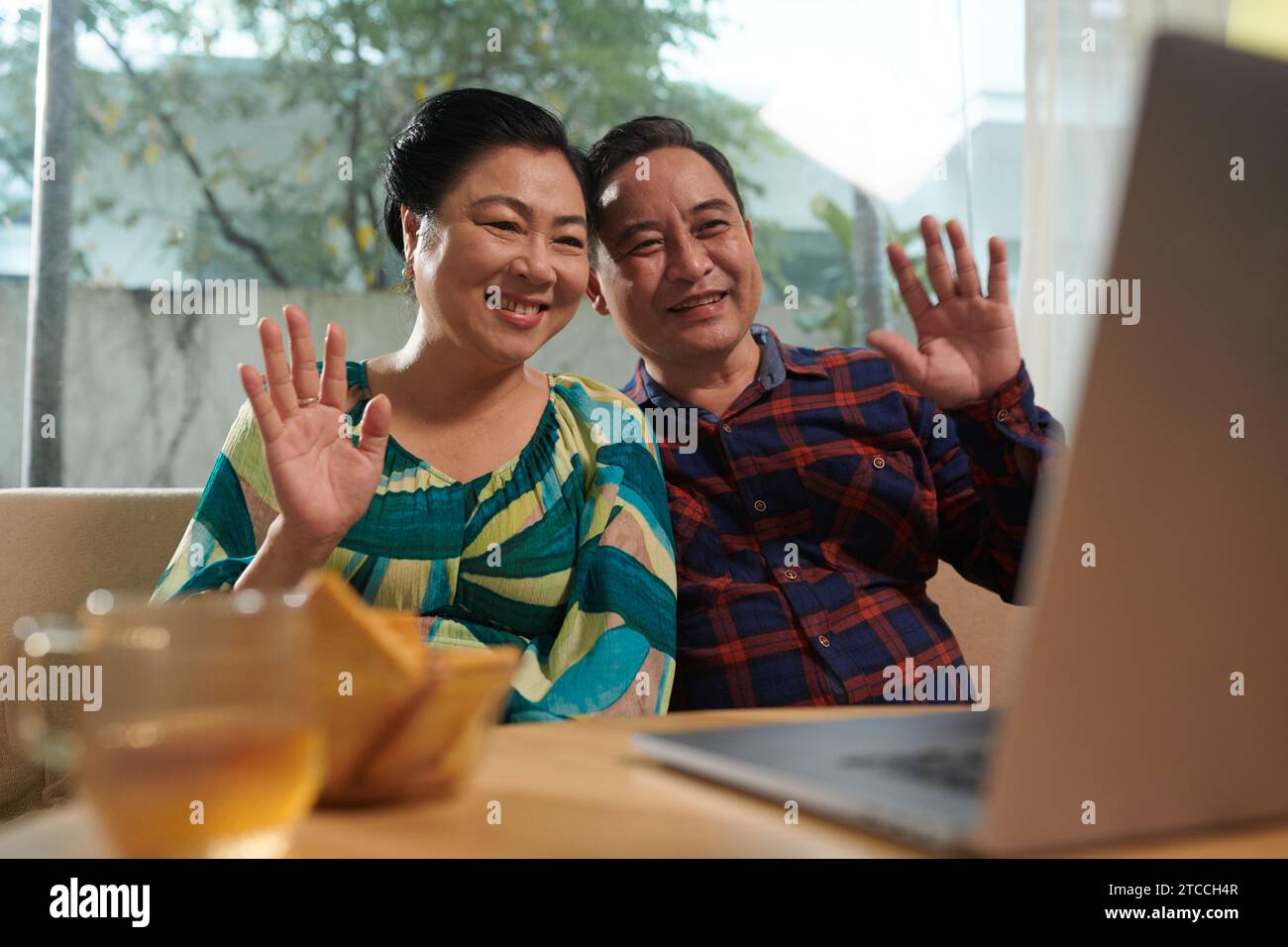 Happy family waving hands hi-res stock photography and images - Alamy