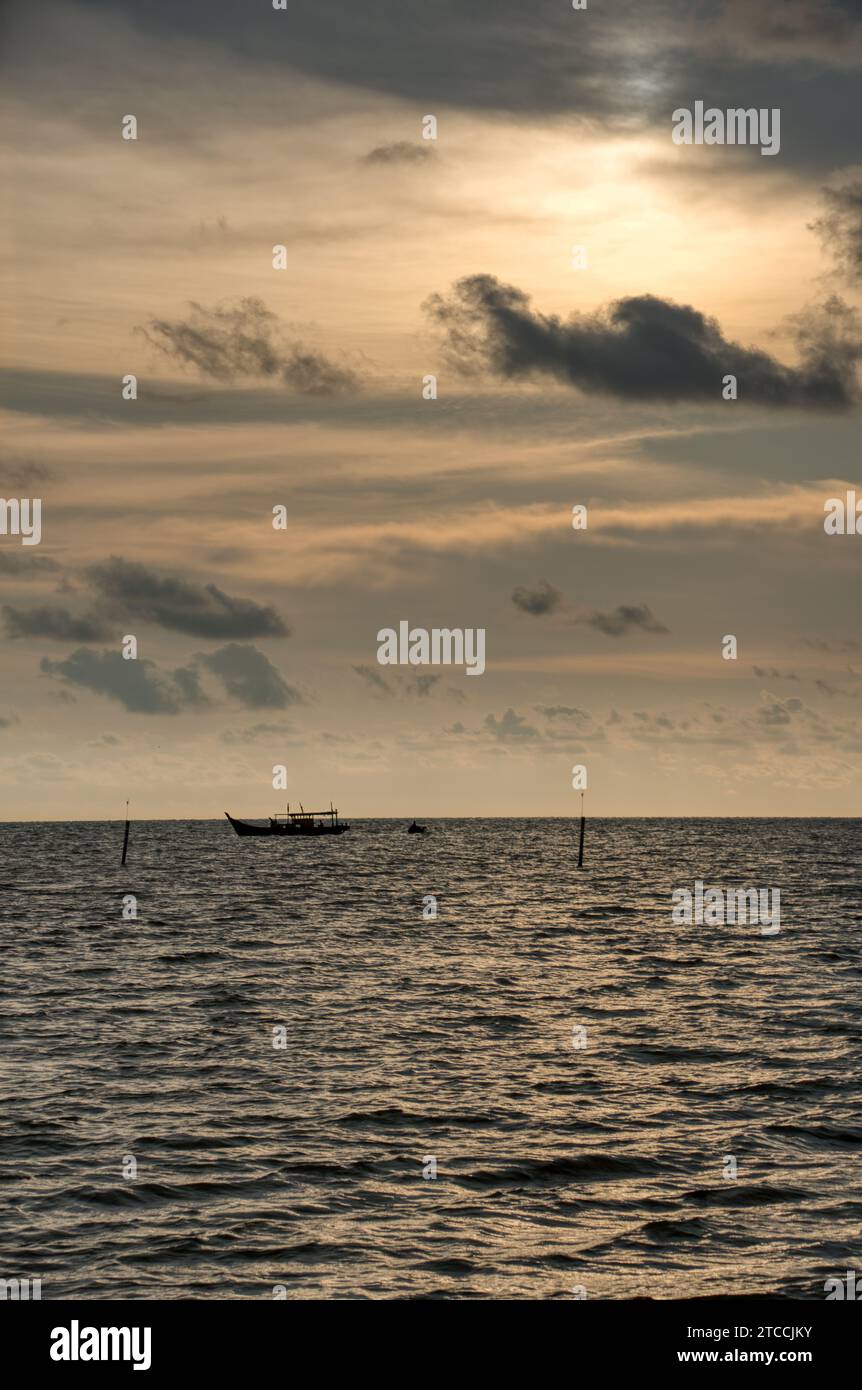 looking out into the beautiful distance ocean in the horizon Stock ...