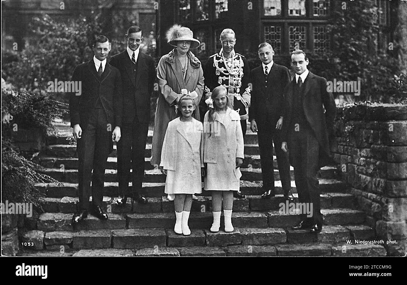 Wilhelm, German Crown Prince with his wife and children Stock Photo - Alamy