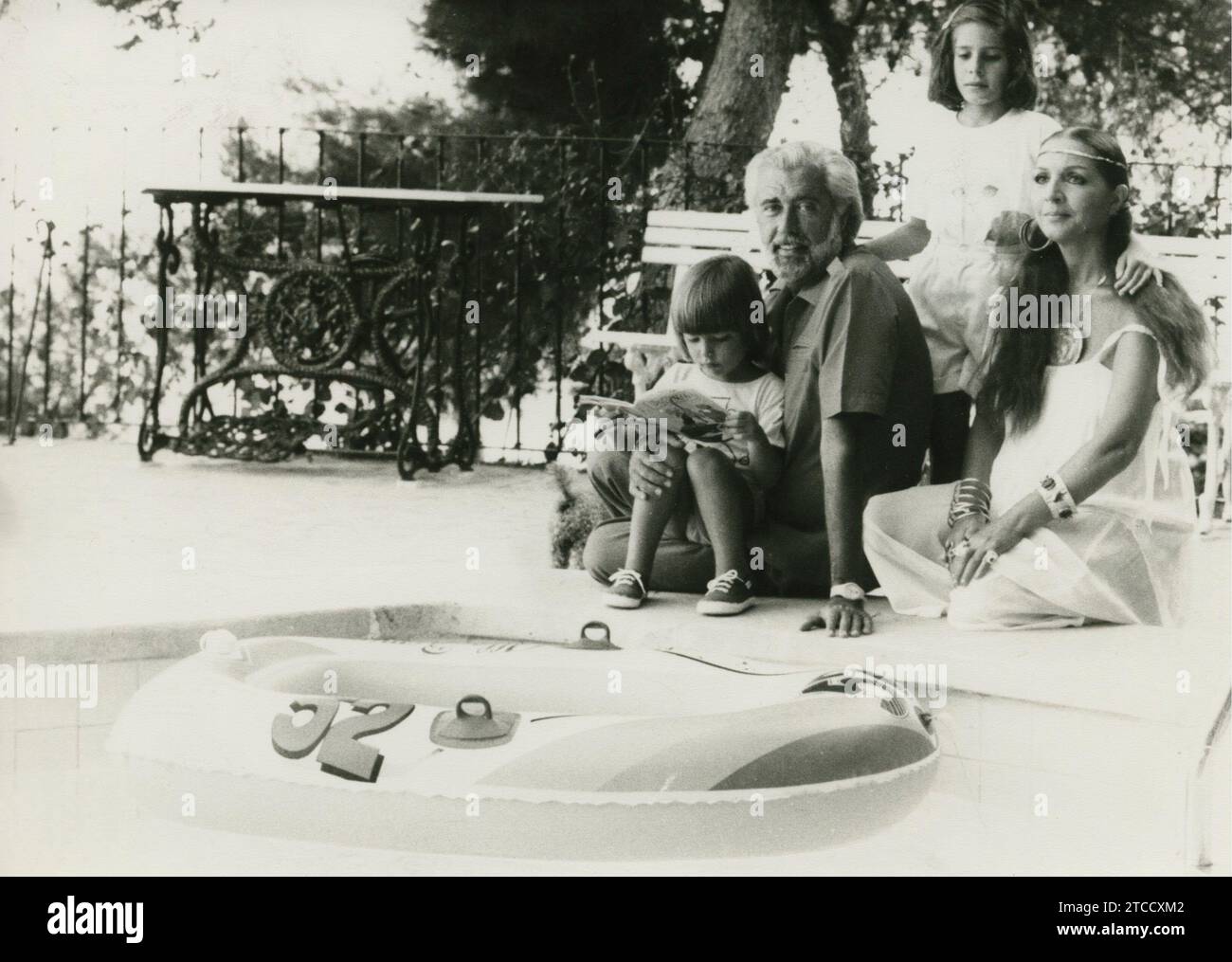 07/31/1986. Sara Montiel, Pepe Tous and their children in Palma de ...