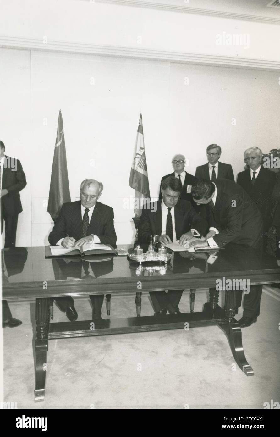 Madrid, 10/27/1990. The President of the Government, Felipe González ...