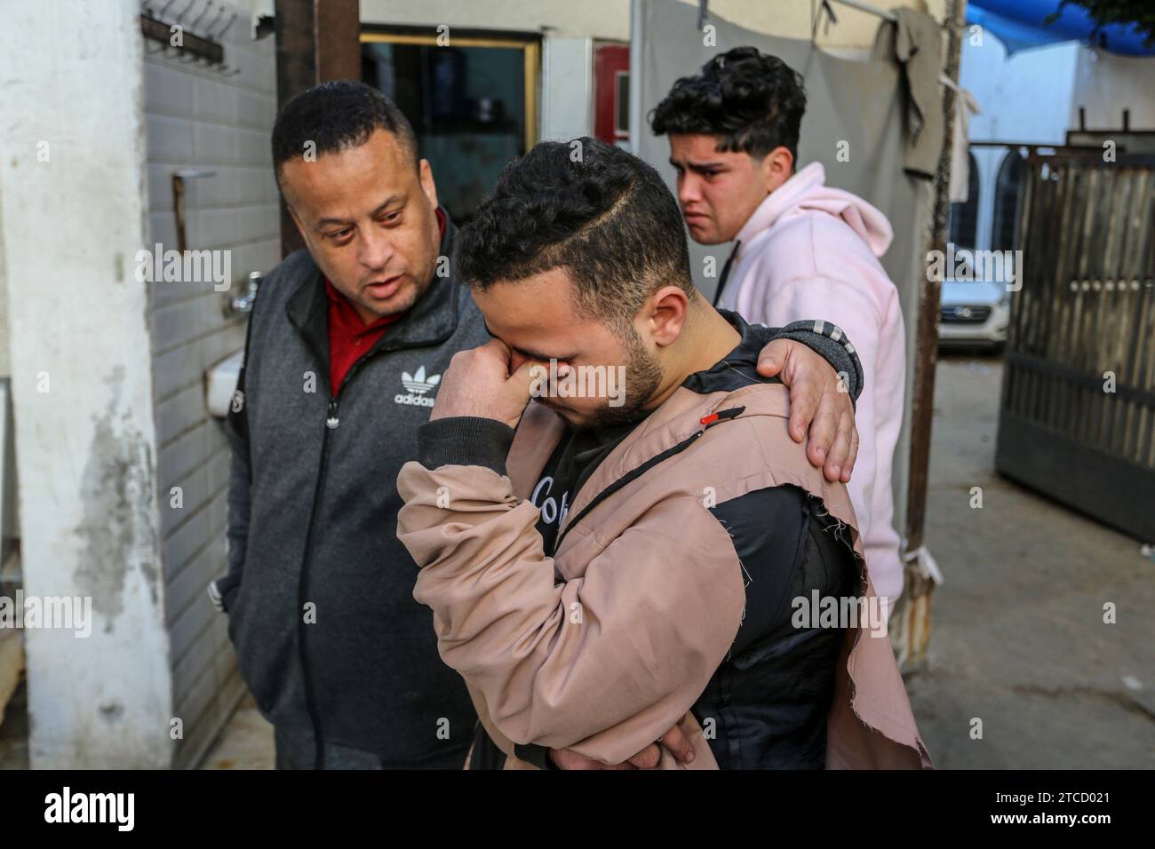 Rafah, Palestinian Territories. 12th Dec, 2023. A man mourns relatives ...