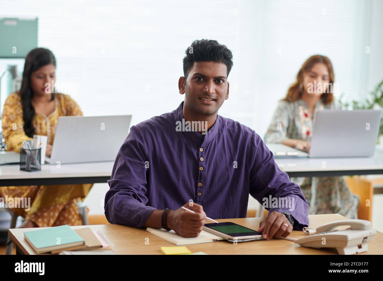 Indian businessman signing document hi-res stock photography and images ...