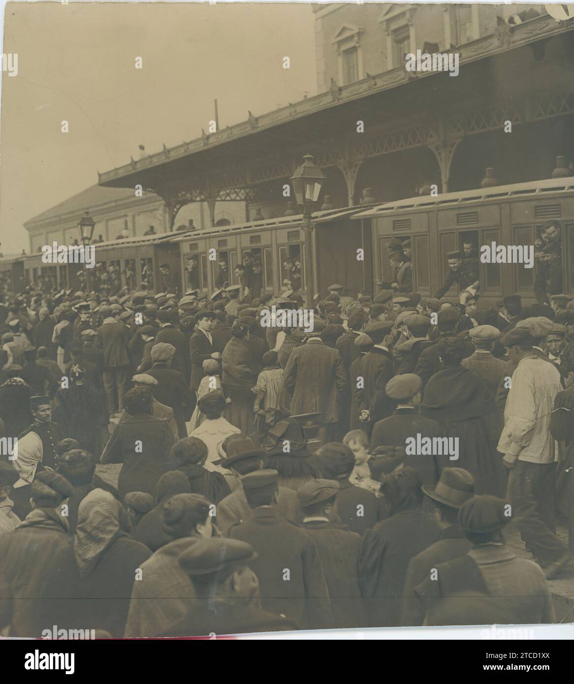 Zaragoza, 1912. Moroccan War, appearance of the Madrid station platform at the departure of the ...
