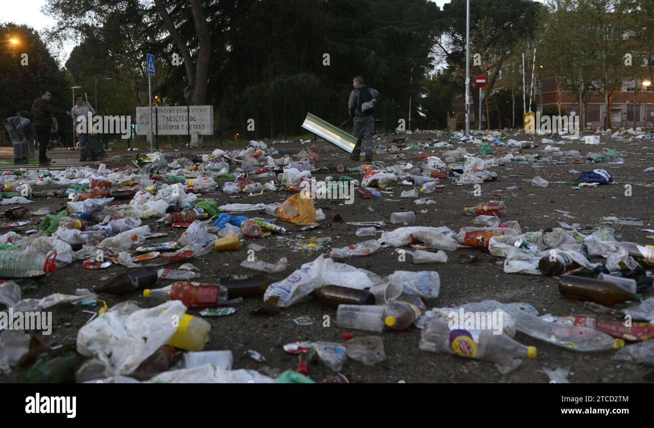 Madrid, 04/27/2018. Remains of garbage from the macrobotellón held in ...