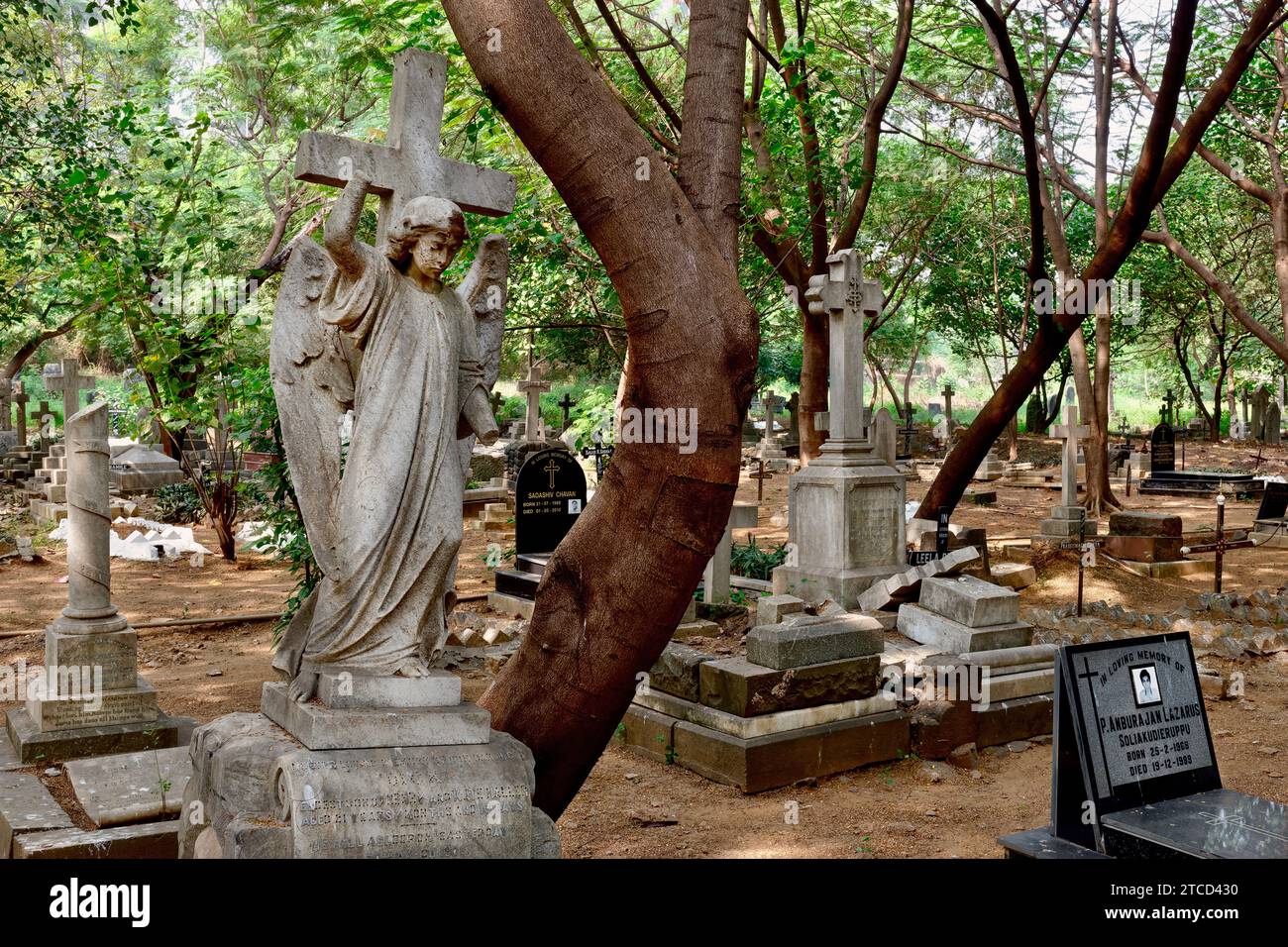 Angels statue mumbai hi-res stock photography and images - Alamy