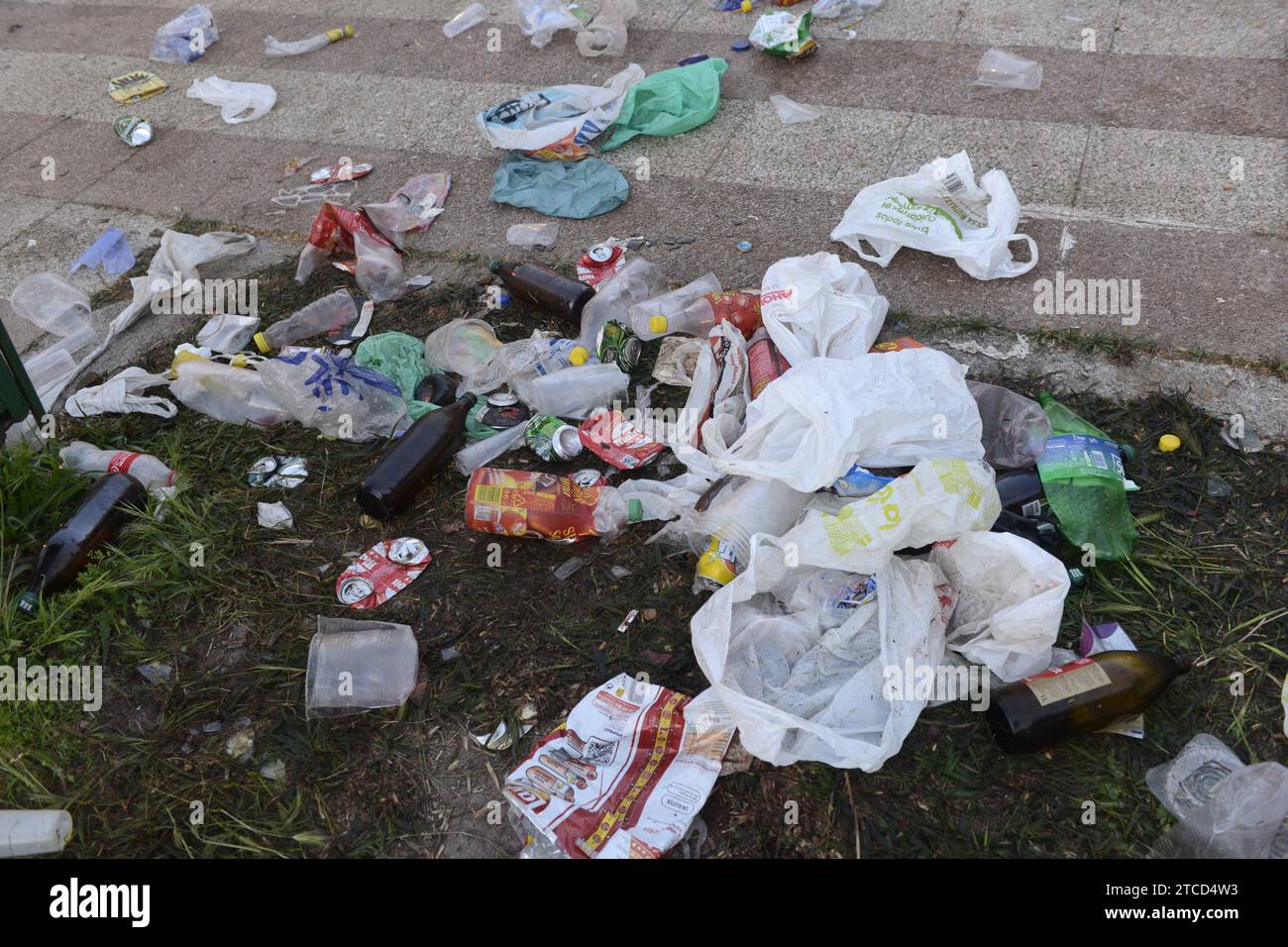 Madrid, 04/27/2018. Remains of garbage from the macrobotellón held in ...