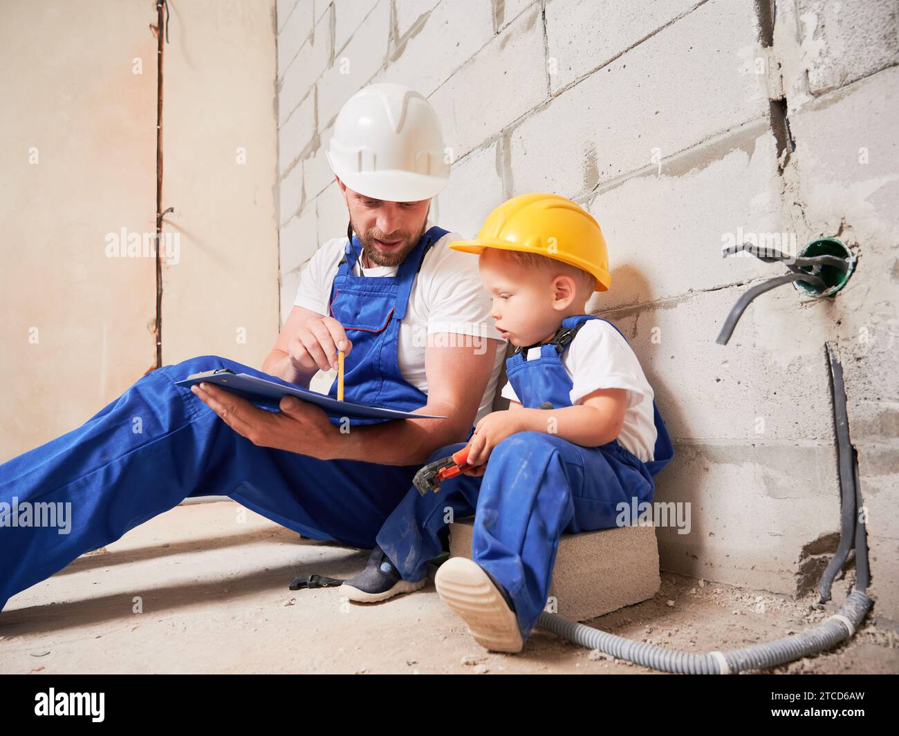 Father teaching son electrical work hi-res stock photography and images ...