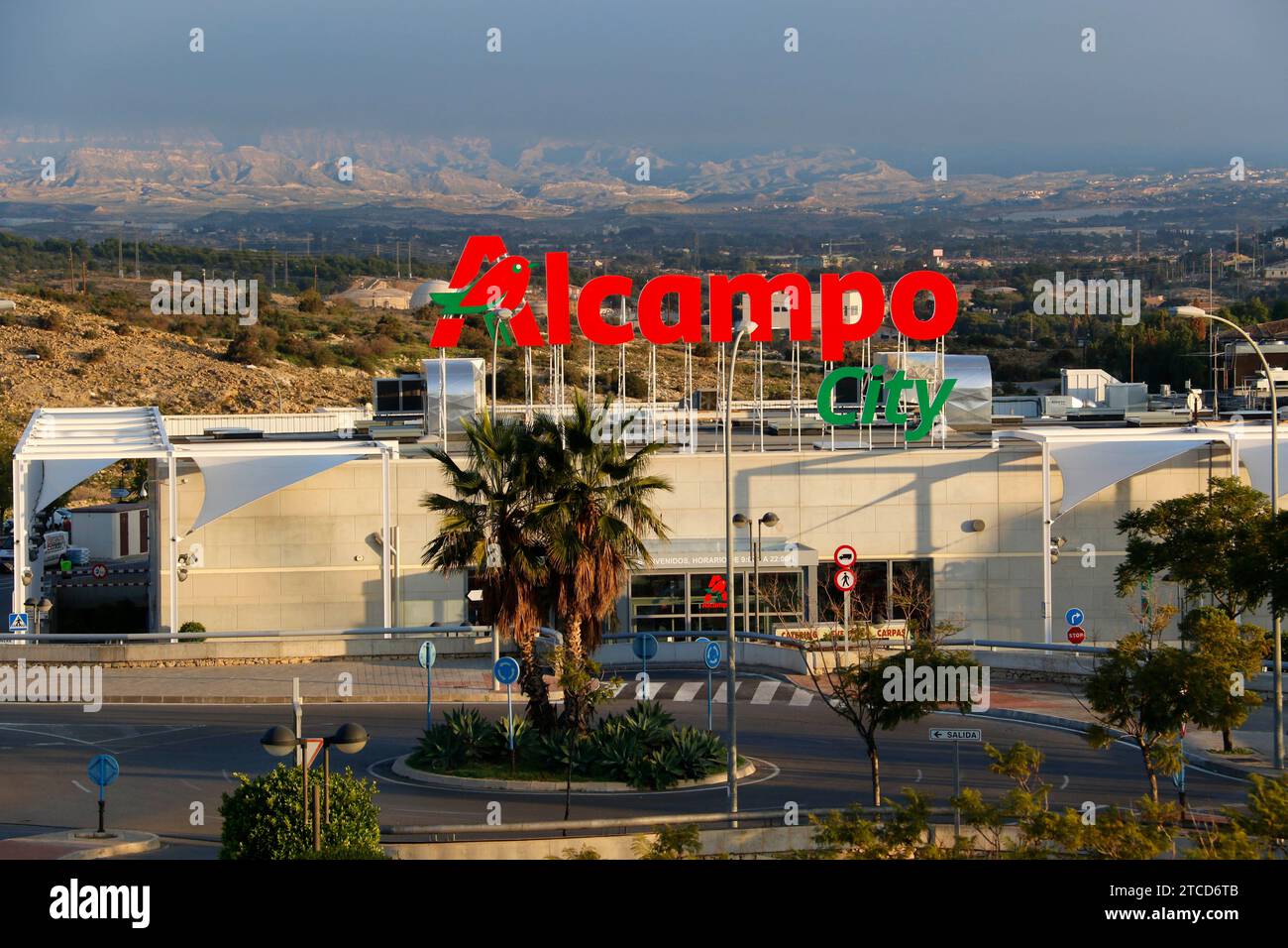 Alicante, 11/10/2015. Alcampo opens its 56th hypermarket in Alicante ...