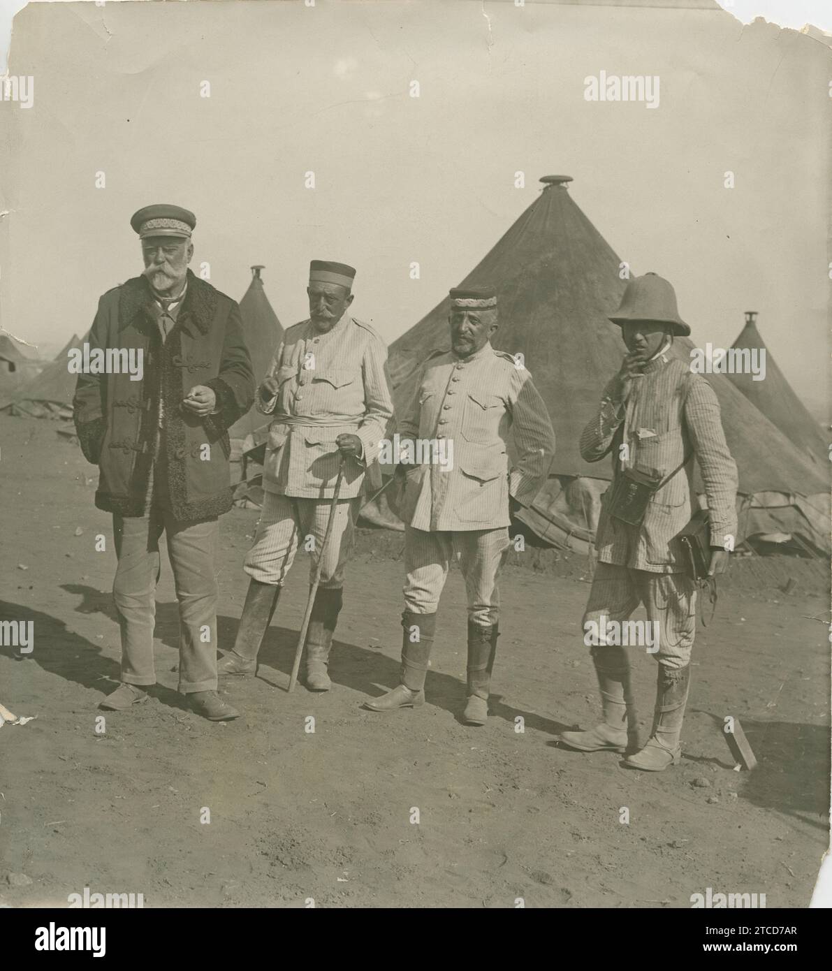 Moroccan War, November 1909. General Sotomayor in his camp. In the souk ...