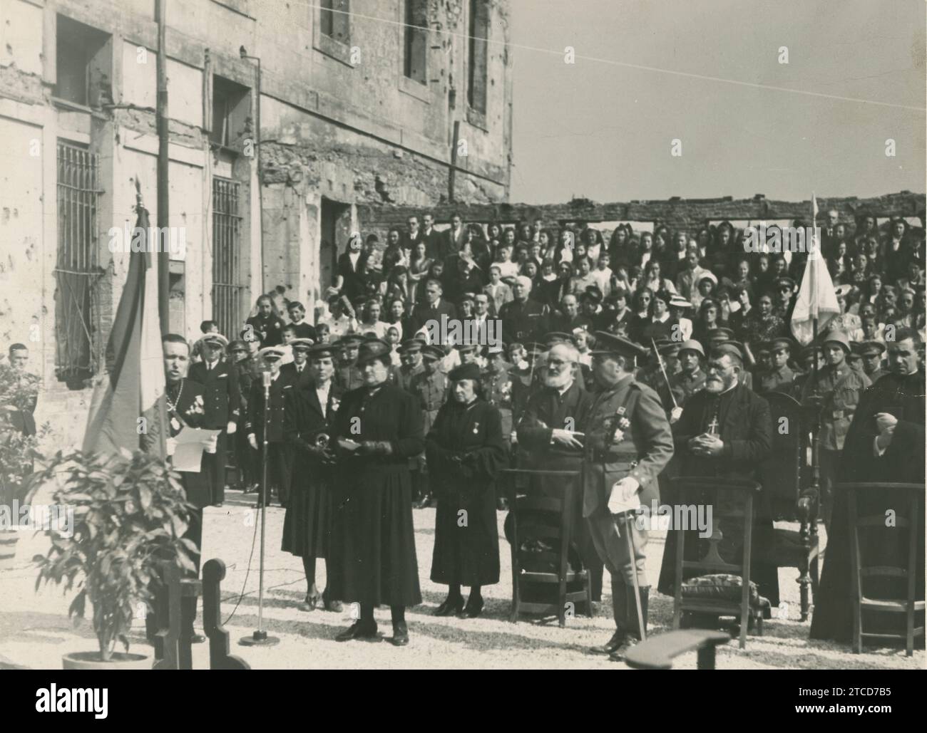 Gijón, 1940. Spanish Civil War, delivery of the new flag to the ...