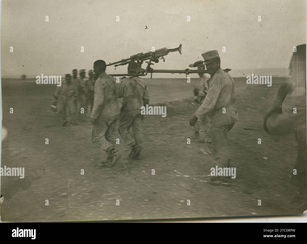Moroccan War, September 1909. Spanish soldiers carrying machine guns ...