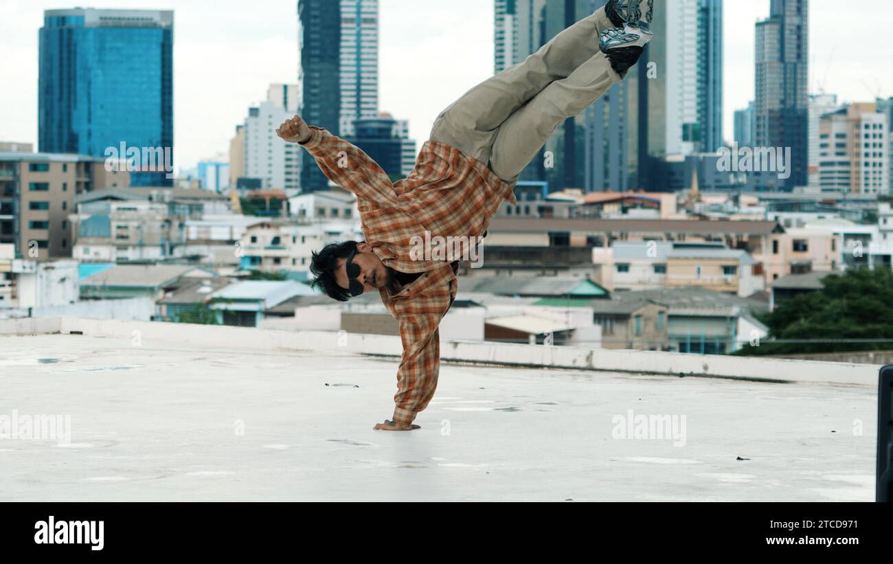 Paris roof dancing hi-res stock photography and images - Alamy