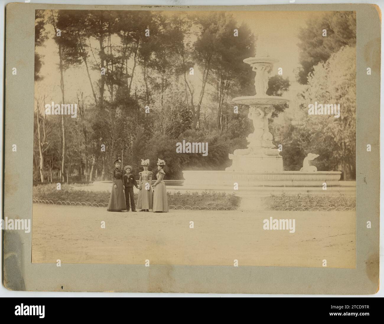 Madrid, 1900 (CA.). The Royal Family in Campo del Moro. The Queen ...