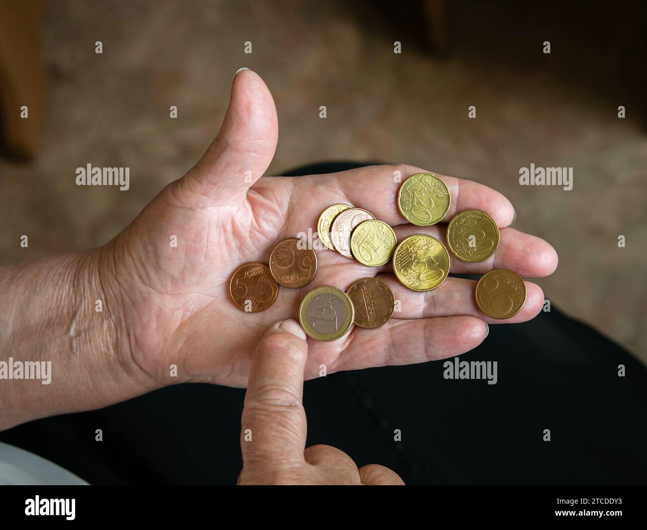 Old woman counting money hi-res stock photography and images - Alamy
