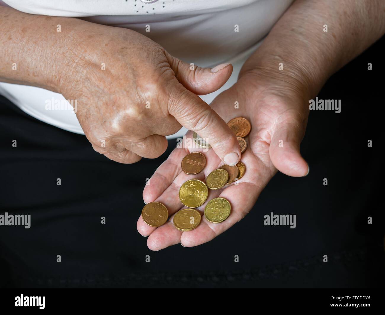 Woman counting currency hi-res stock photography and images - Alamy Woman counting currency hi-res stock photography and images - Alamy