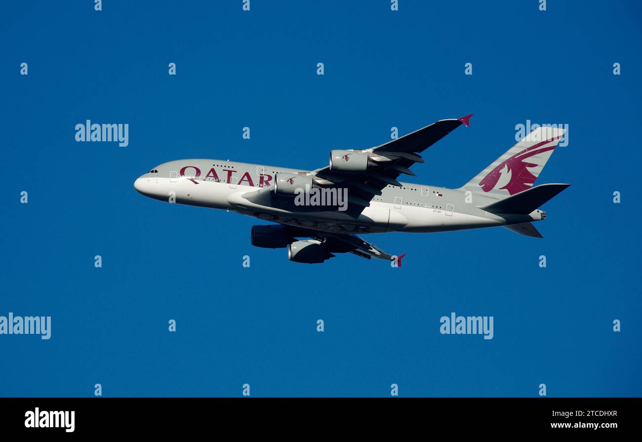 Qatar airways passenger jet hi-res stock photography and images - Alamy