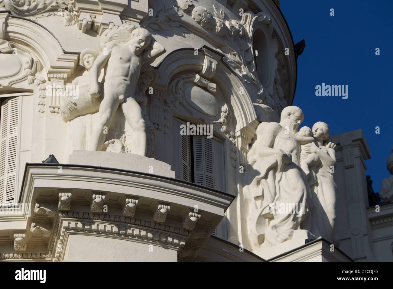 Madrid, 09/27/2017. Views of the Metropolis building. Photo: Isabel ...