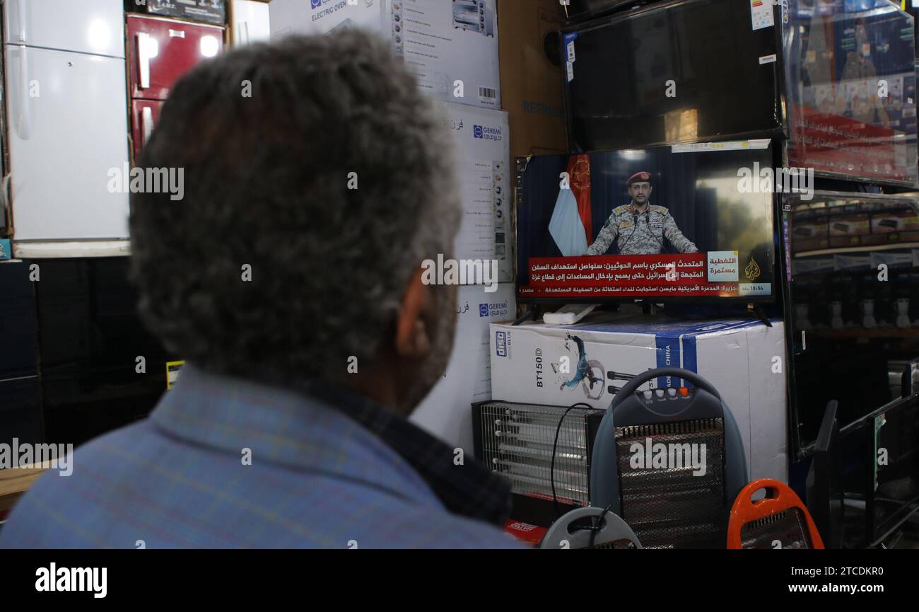 SANAA, Sanaa, Yemen. 12th Dec, 2023. Yemeni watch a televised statement ...