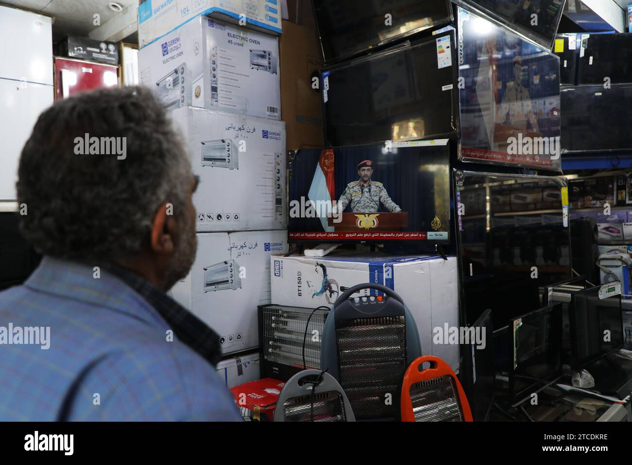 SANAA, Sanaa, Yemen. 12th Dec, 2023. Yemeni watch a televised statement ...