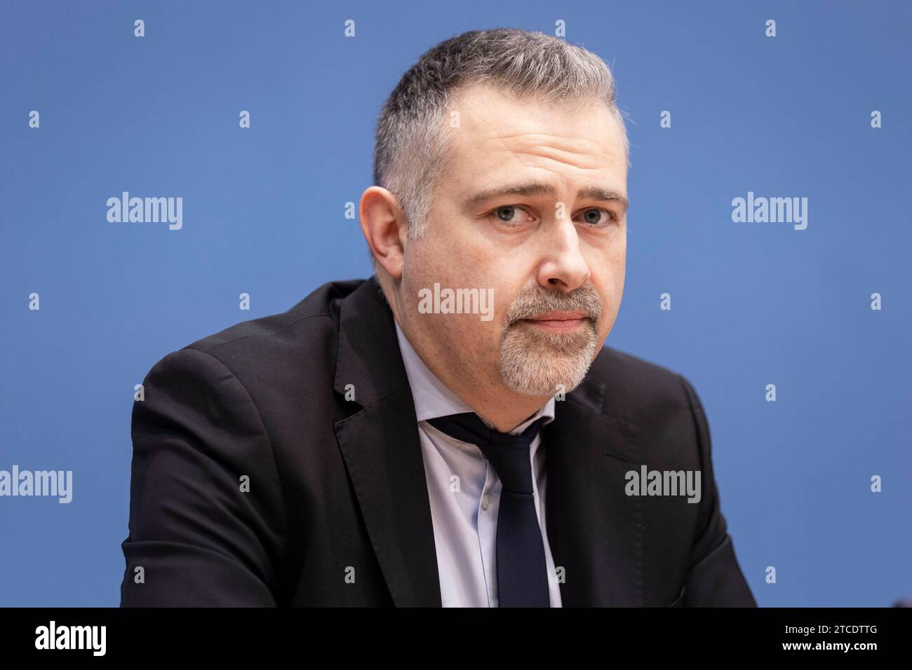 Portraet portrait looking into the camera looking at camera bundespr hi ...