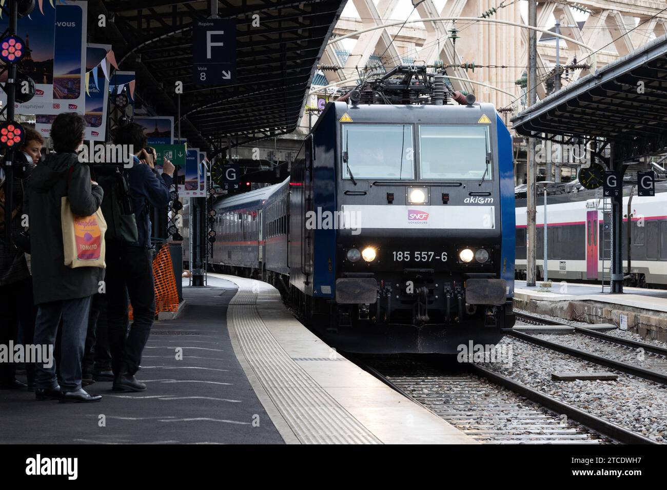 Arrival of the Berlin-Paris night train night-jet at the Gare de l'Est ...