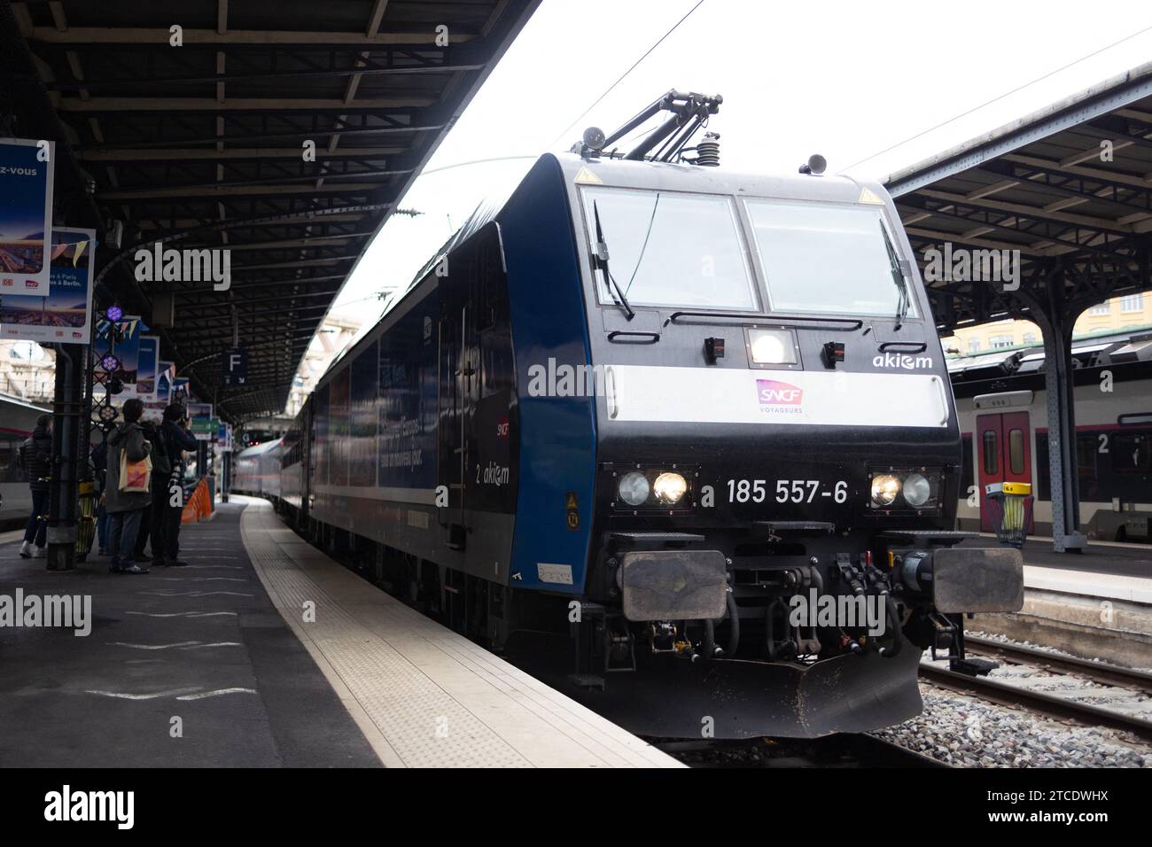 Arrival of the Berlin-Paris night train night-jet at the Gare de l'Est ...