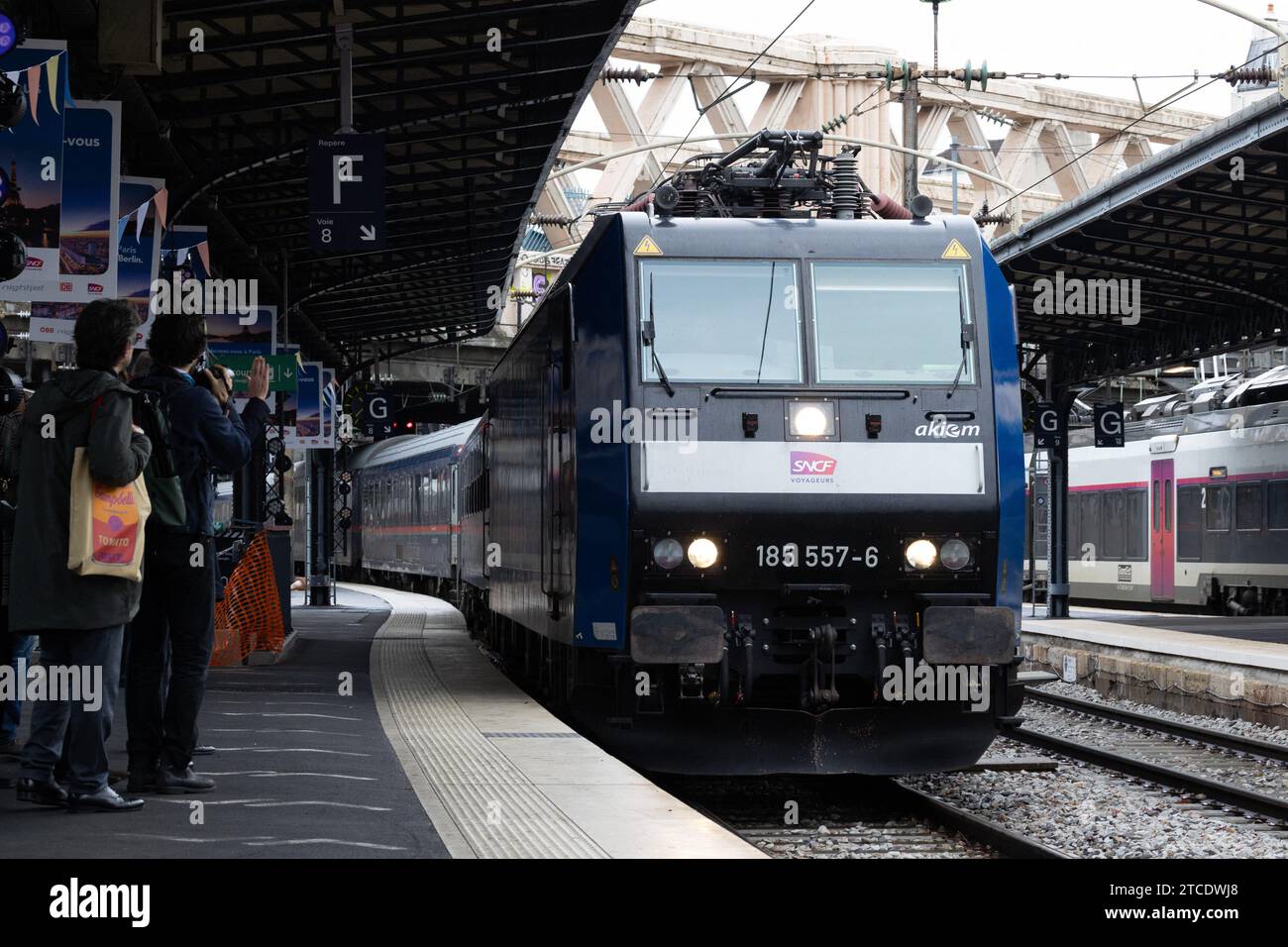 Arrival of the Berlin-Paris night train night-jet at the Gare de l'Est ...