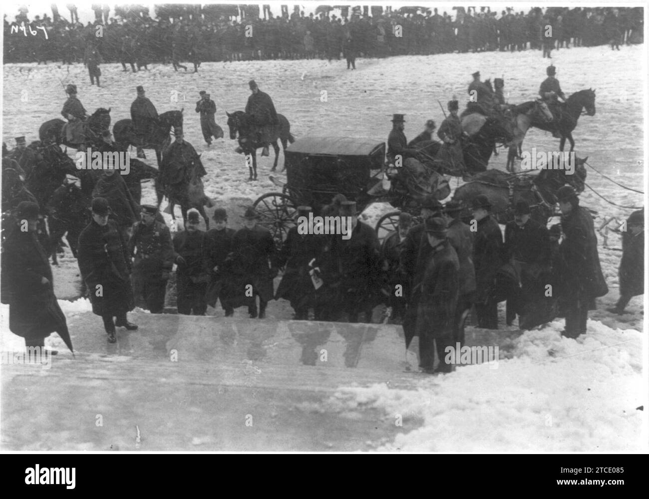 William Howard Taft and ex-Pres. Roosevelt entering Capitol to take ...