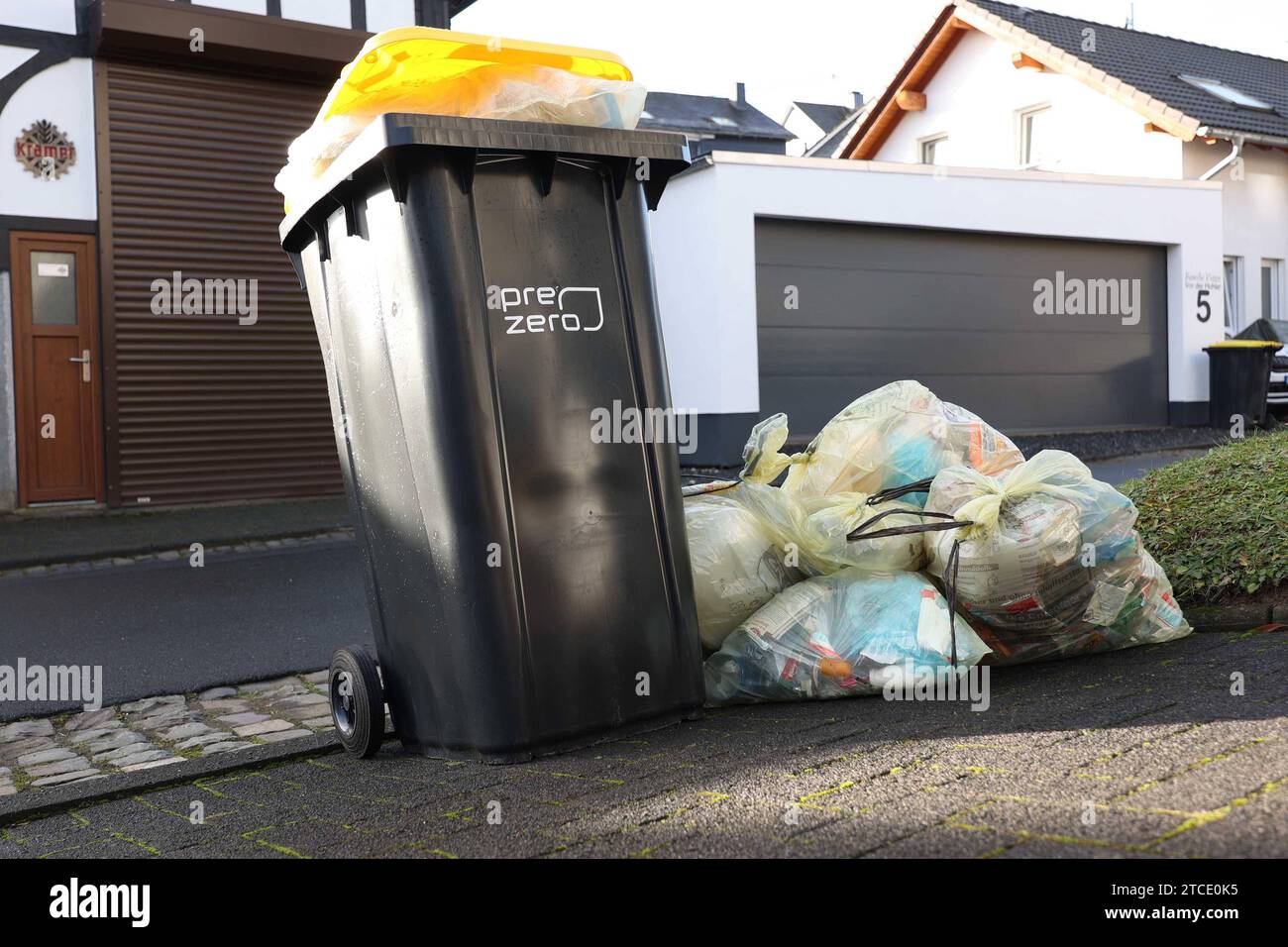Gelbe tonne deutschland hi-res stock photography and images - Alamy