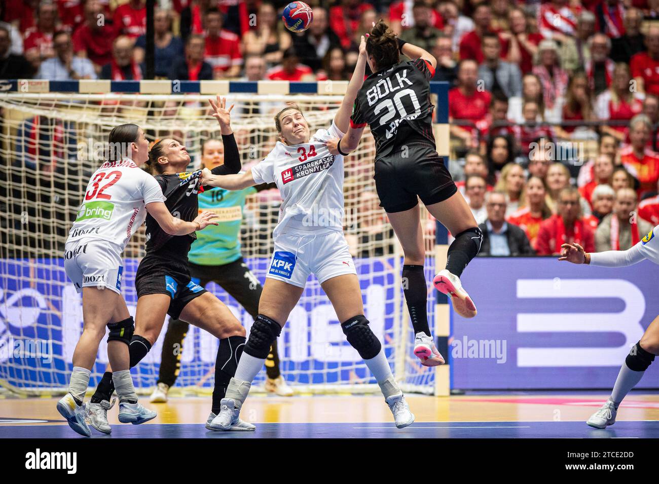 Herning, Denmark. 11th, December 2023. Emily Bölk (20) of Germany and ...