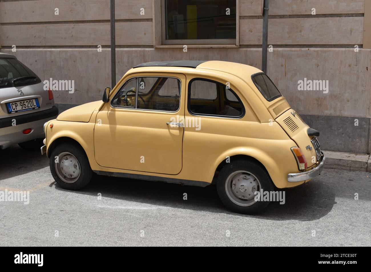 Antique yellow car hi-res stock photography and images - Alamy