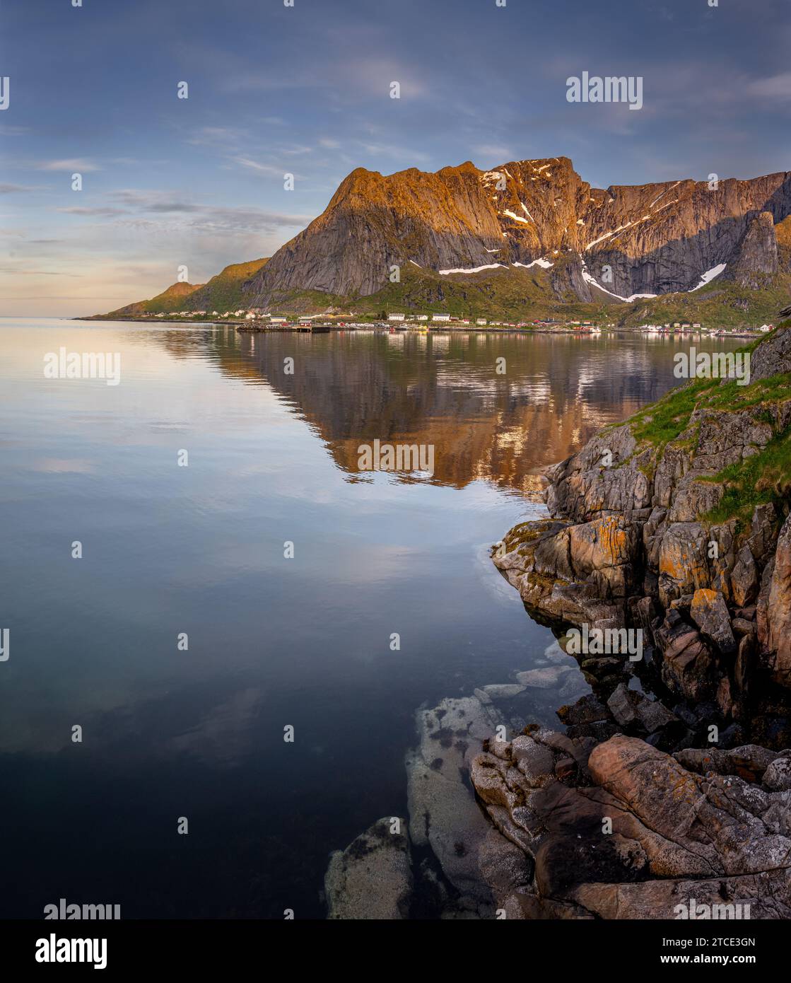 Midnight sun view reine hi-res stock photography and images - Alamy