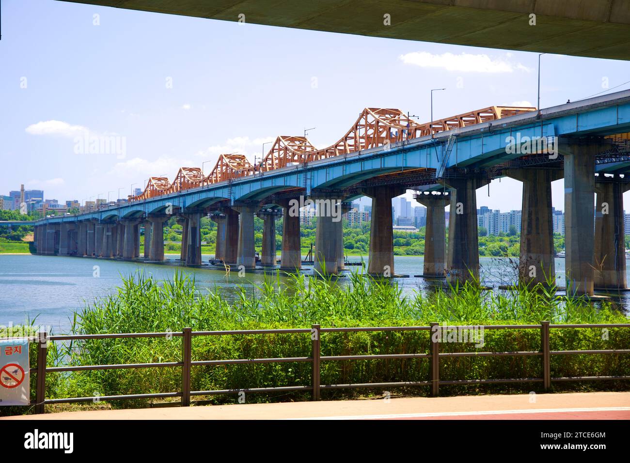 From beneath the Gangbyeon Expressway, the Dongho Bridge stands out ...