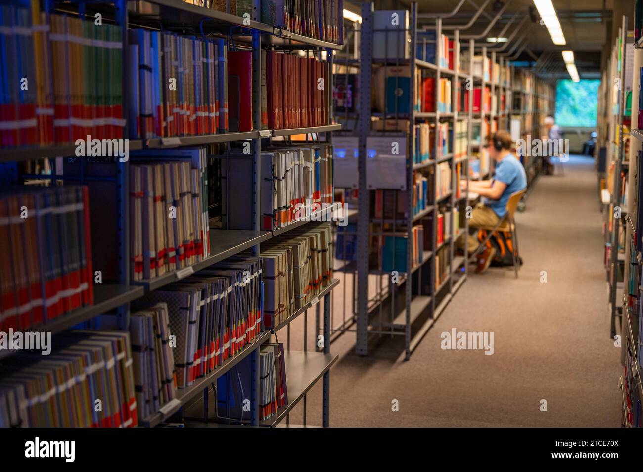 Books on the rack in library Stock Photo - Alamy