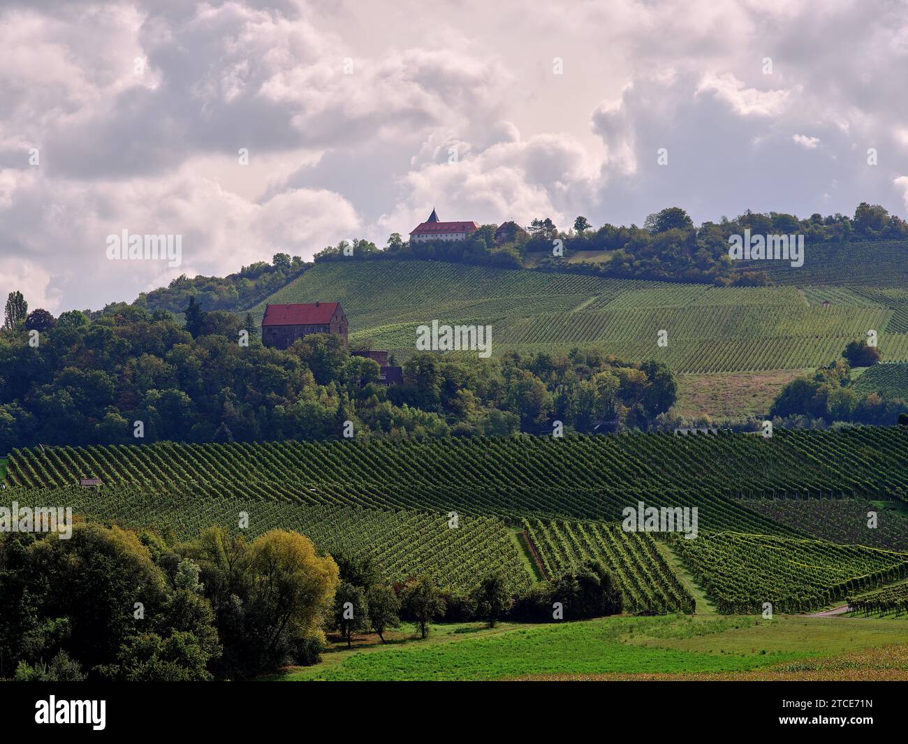Schloss Magenheim mit dem Michaelsberg und Kapelle St. Michael Stock ...