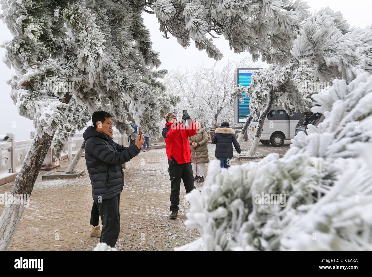 Tourists are viewing the rime scenery at the Huaguo Mountain scenic ...
