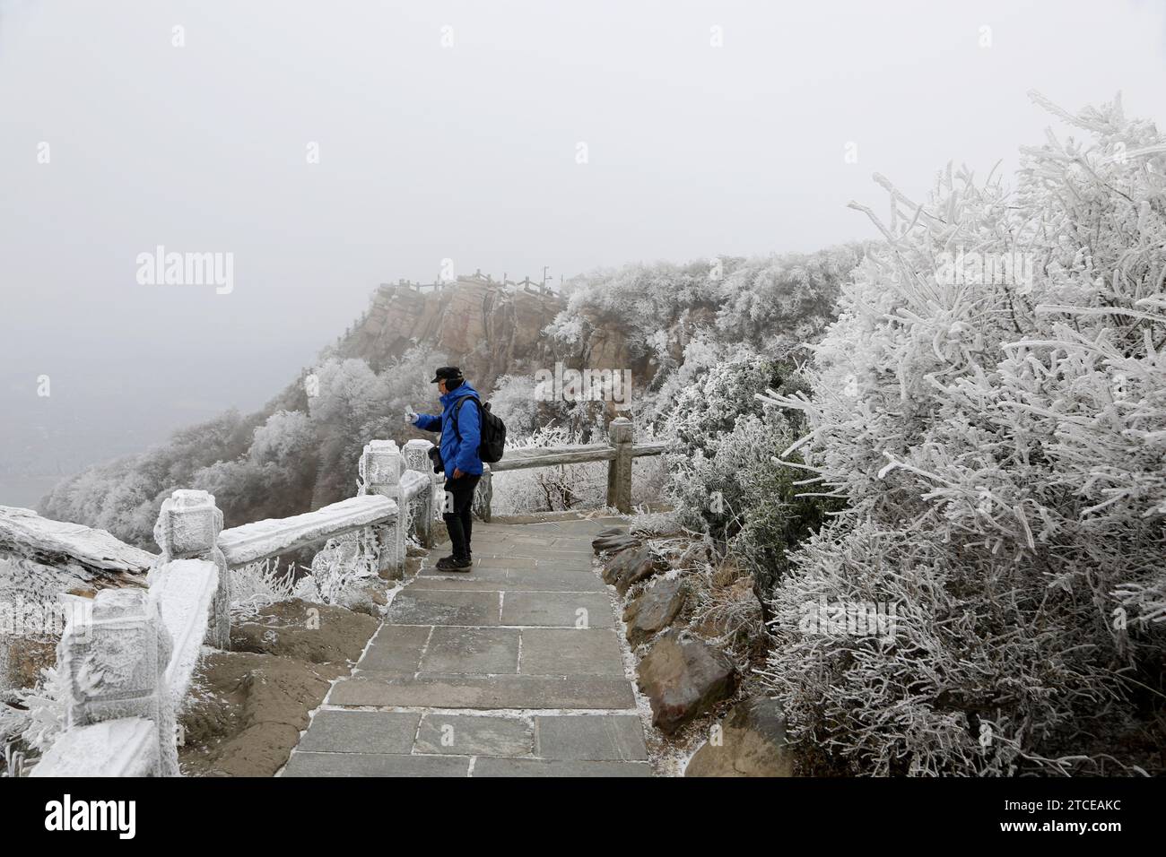Tourists are viewing the rime scenery at the Huaguo Mountain scenic ...